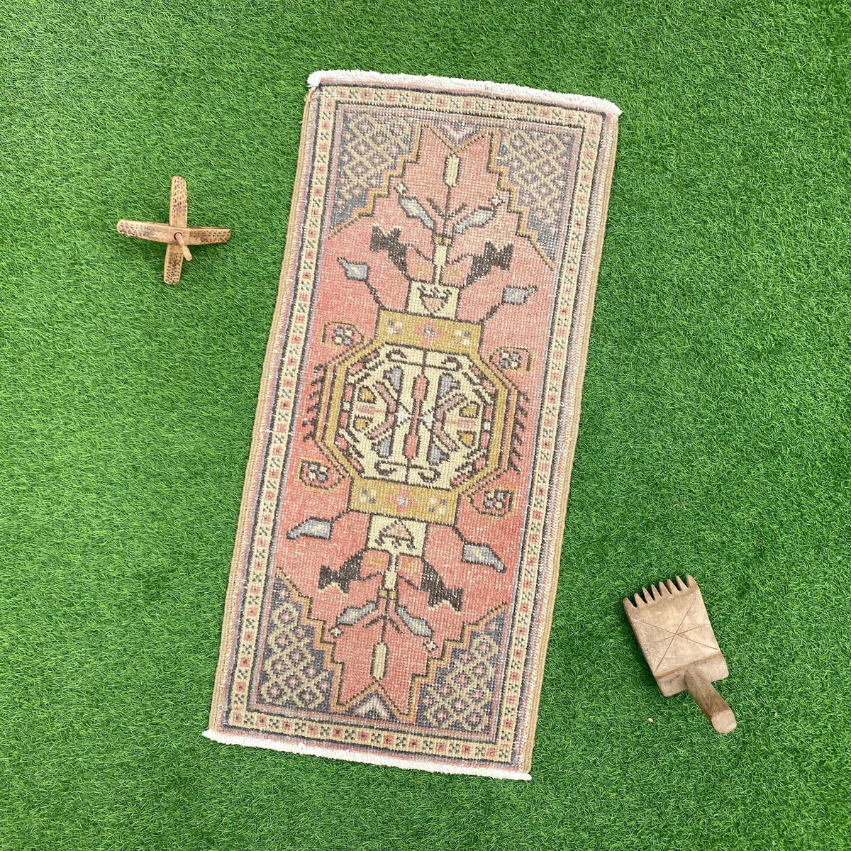 1' x 3' Vintage Turkish Rug, Pink - Yasmin – Kirmen™